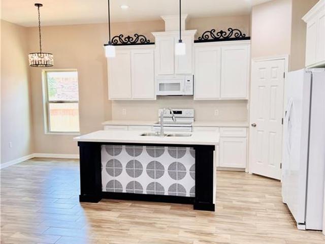 1304 E Acacia Drive