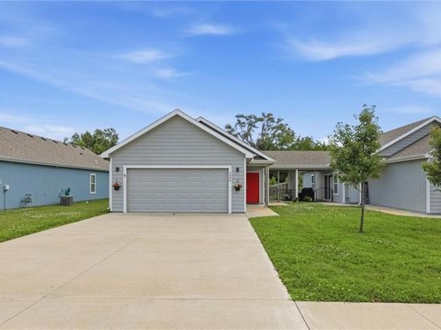 1304 E Joles Dr, Tonganoxie, KS 66086