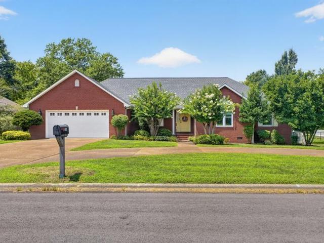 1304 Larkspur Dr, Murray, KY 42071