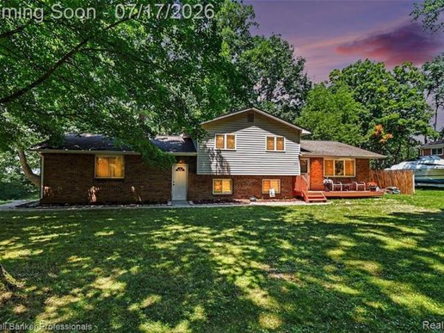 1304 Rinoco Cir, Waterford Township, MI 48327