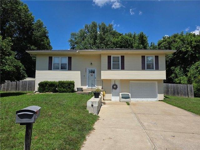 1304 SE 20th St, Oak Grove, MO 64075