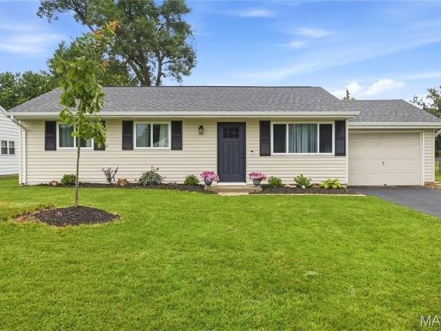 1304 Valiant Dr, Fenton, MO 63026