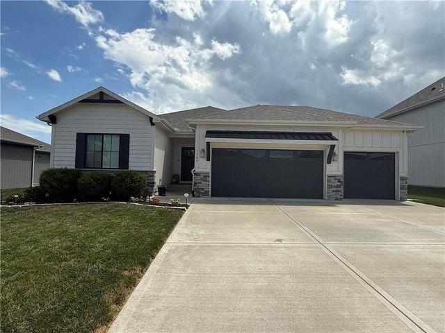 1305 NW Crestwood Dr, Grain Valley, MO 64029