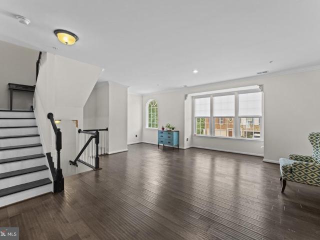 1305 Dickinson Court