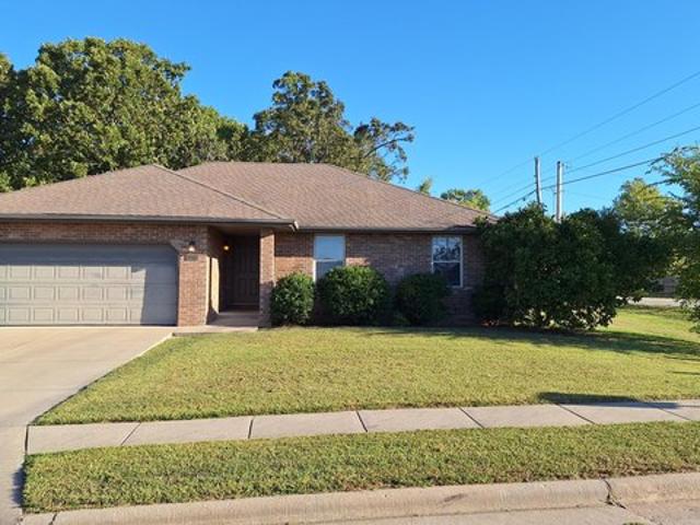 1305 E Hampton Dr, Ozark, MO 65721