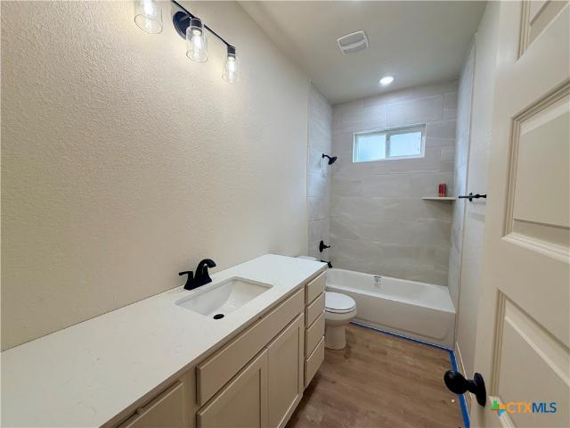 1305 Lone Pine Way