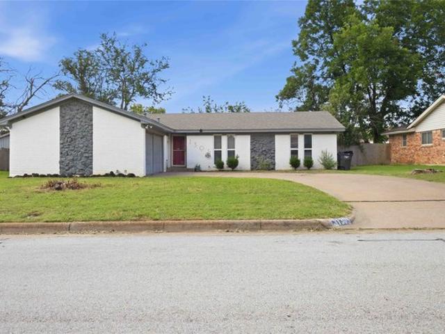 1305 Pinehurst Dr, Fort Worth, TX 76134