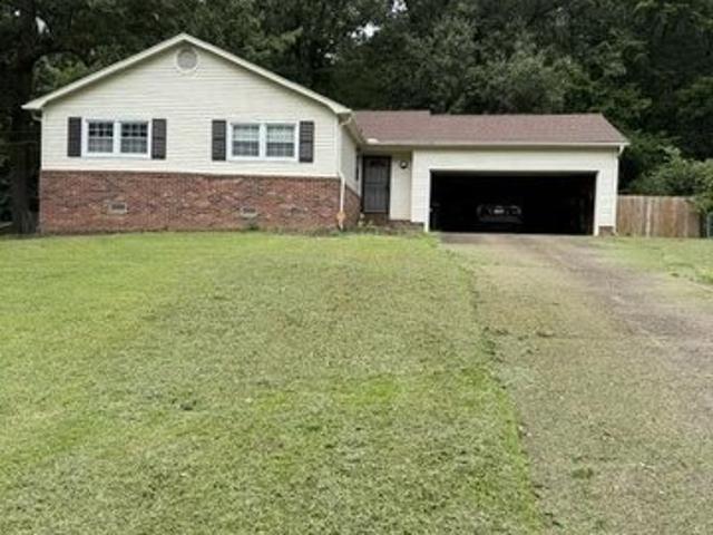1305 Woodgate Dr, Humboldt, TN 38343