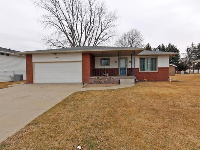 1306 Maberly St, Holdrege, NE 68949
