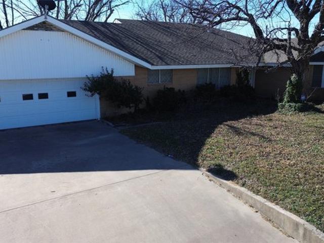 1306 E Central Ave, Comanche, TX 76442