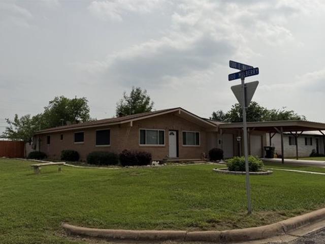 1306 E Wallace St, Llano, TX 78643
