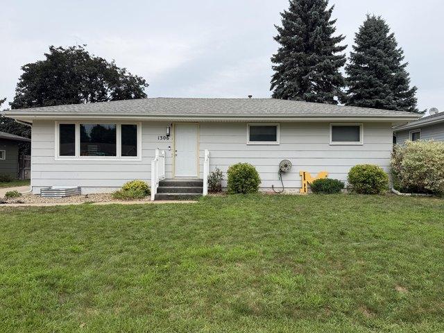 1306 Palmer Pl, Mitchell, SD 57301