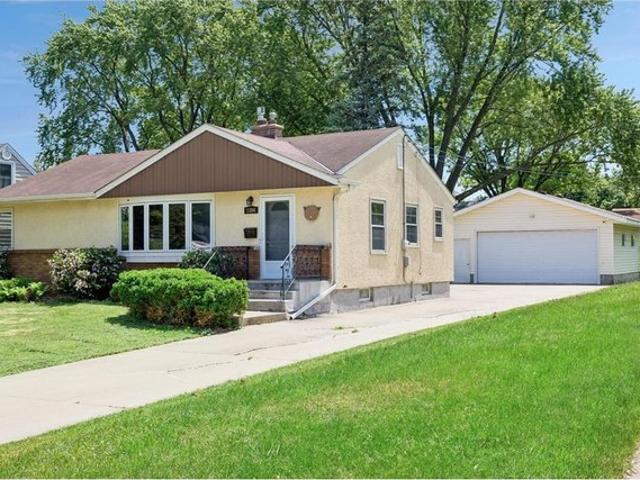 1306 Ryan Ave W, Roseville, MN 55113
