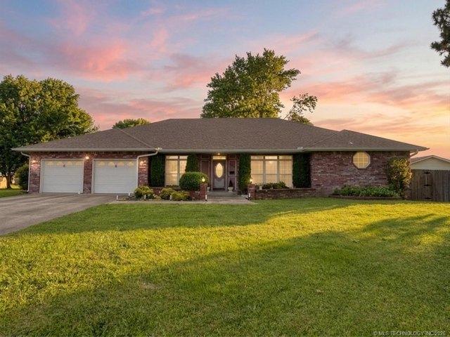 1307 N Douglas Dr, Claremore, OK 74017