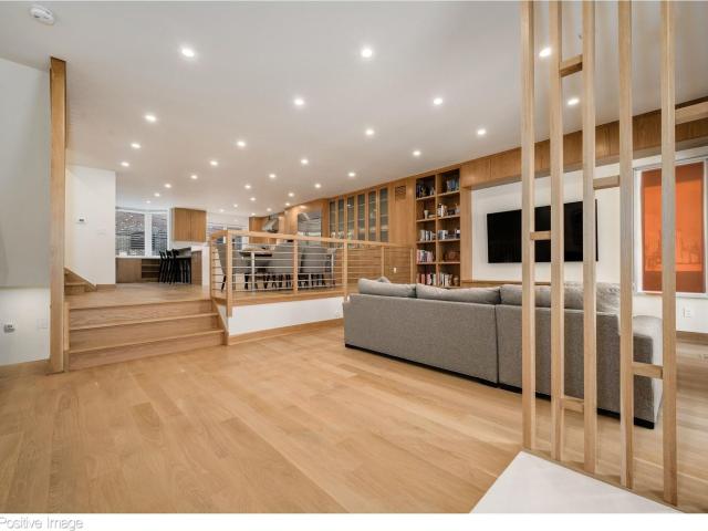 1307 N Sutton Place