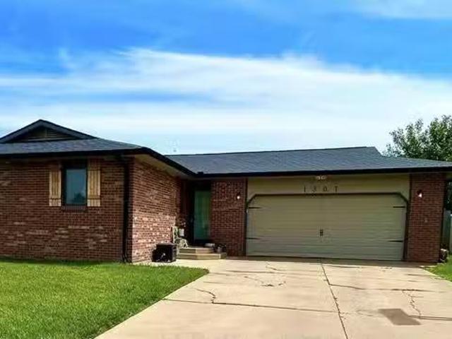 1307 E 27th Ave, Hutchinson, KS 67502 647211235