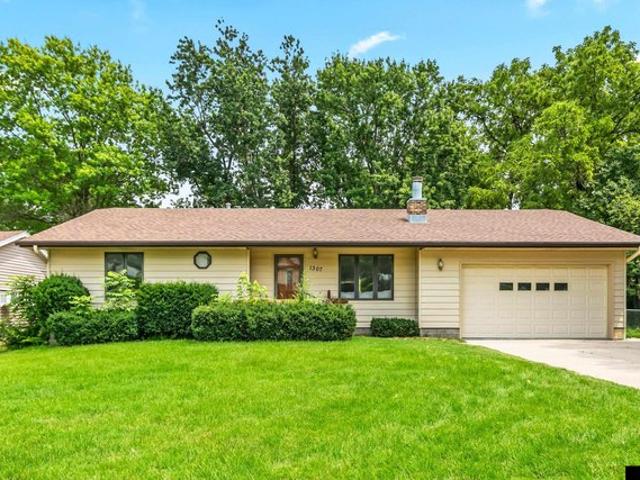 1307 Kay Lynn Dr, Bellevue, NE 68005