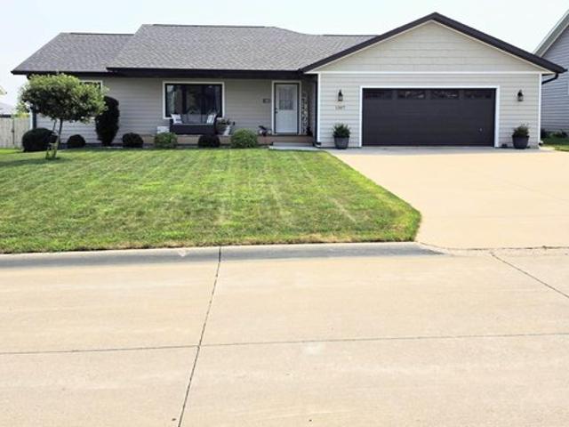 1307 Providence Pl SE, Orange City, IA 51041