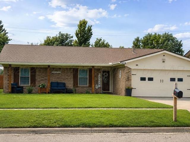 1308 Mills Ave, Dumas, TX 79029