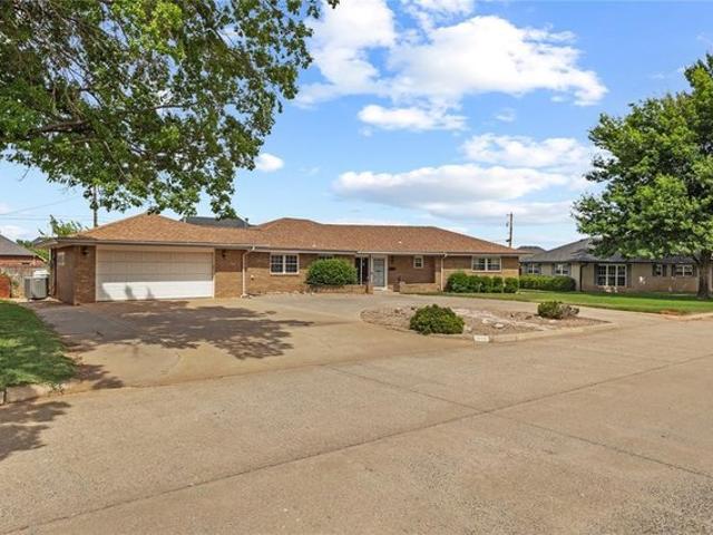 1308 Grandview Dr, Weatherford, OK 73096