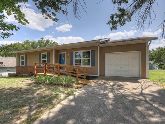 1308 Kimberly Ln, Carthage, MO 64836