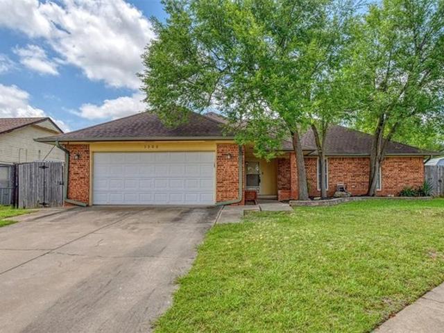 1308 SE 3rd St, Moore, OK 73160