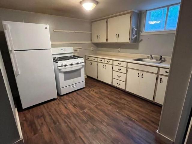 1308 W 4th 1 Bedroom Apartment for Rent at 1308 W 4th St, Waterloo, IA 50702 Church Row Historic