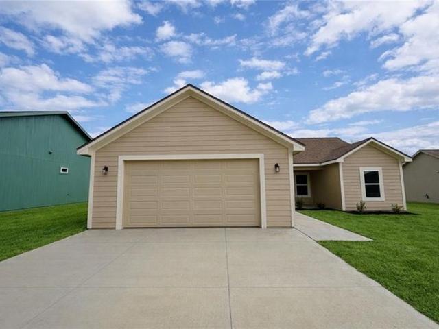 1309 NE White Oaks Ln, Oak Grove, MO 64075