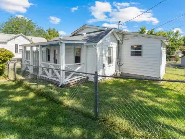 1309 BLUEGRASS ST, FLATWOODS, KY 41139 Single Family Residence.