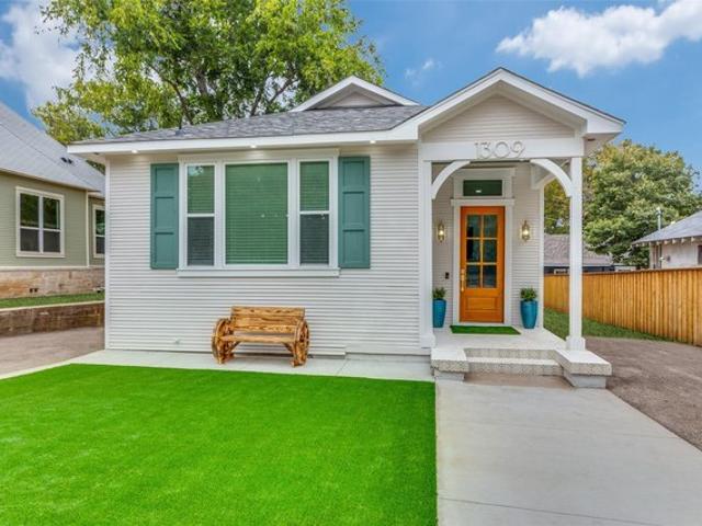 1309 E Peach St, Fort Worth, TX 76102