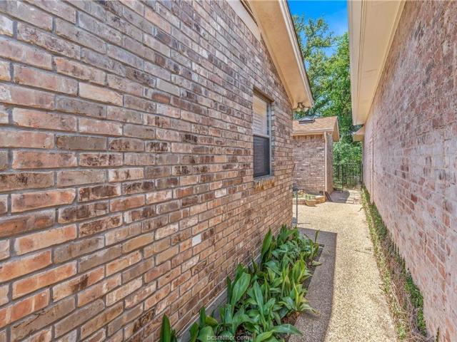 1309 Essex Green, College Station, TX 77845 | MLS #26005
