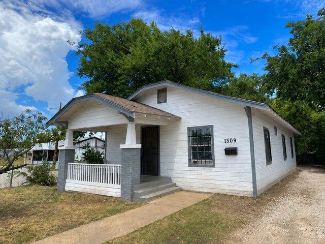 1309 S Riverside Dr, Fort Worth, TX 76104
