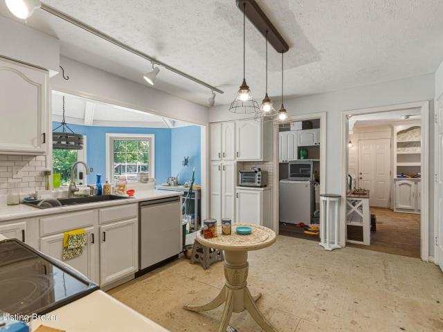 13003 Larkspur Ln