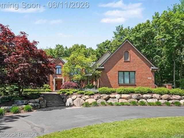 1300 Oak Hollow Dr, Milford, MI 48380
