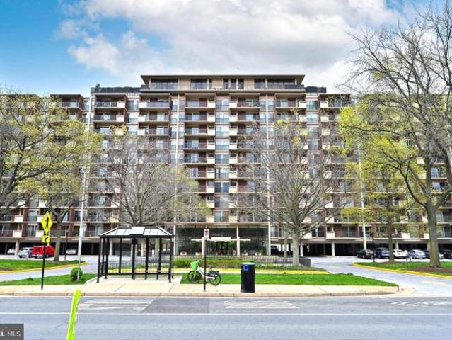 1300 Army Navy Dr S #227, Arlington, VA 22202