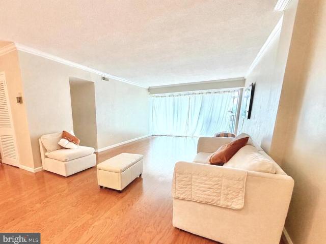 1300 Army Navy Drive # 823