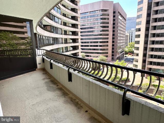 1300 Crystal Drive # 901S