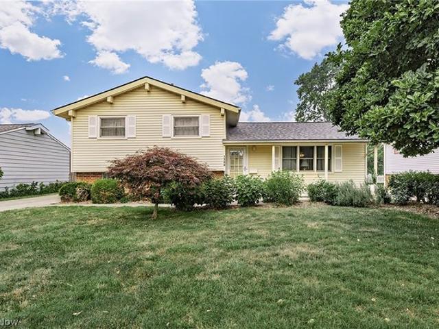 1300 Giesse Dr, Mayfield Heights, OH 44124