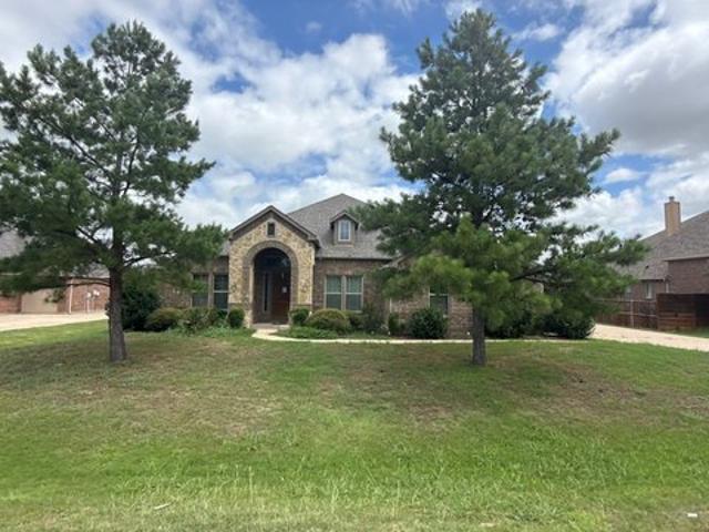 1300 Twisting Wind Dr, Fort Worth, TX 76052