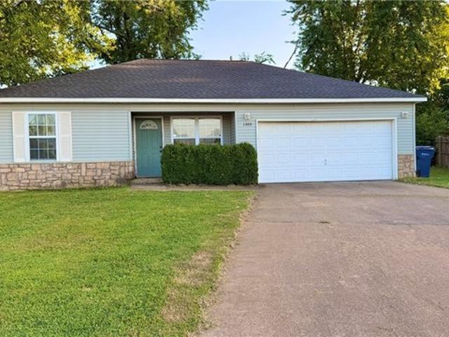 1300 Wedgewood Ln, Siloam Springs, AR 72761