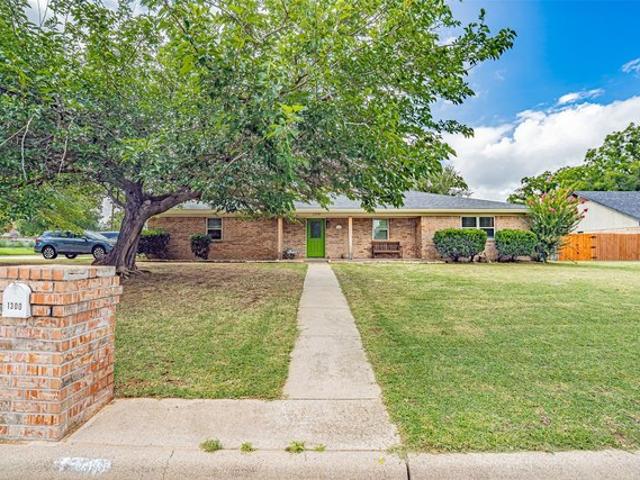 1300 4th St, Granbury, TX 76048