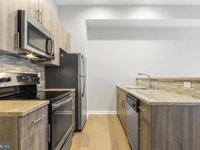 1300 6 Chestnut Street # 303