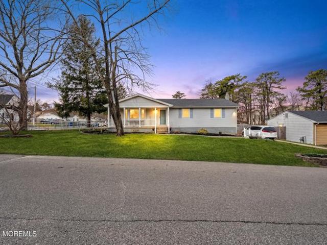 1301 Oakdale St, Toms River, NJ 08757