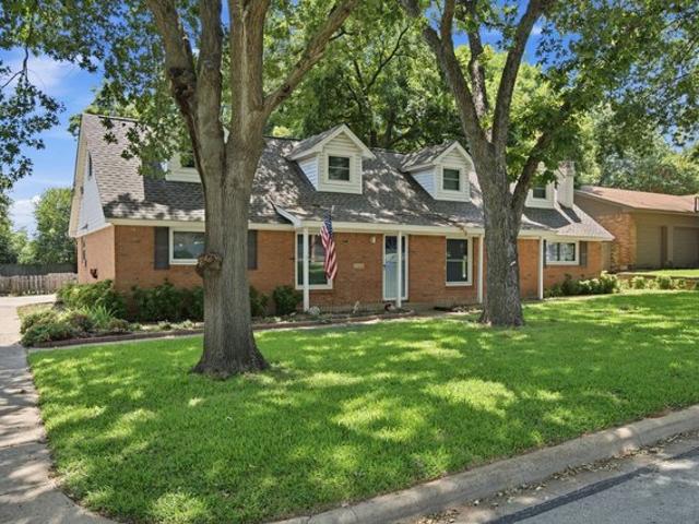 1301 Colonial Ct, Arlington, TX 76013