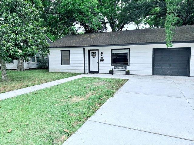 1301 Fairview Dr, Alvin, TX 77511