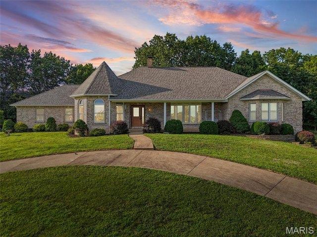 1301 Hillside Estates Dr, Pevely, MO 63070