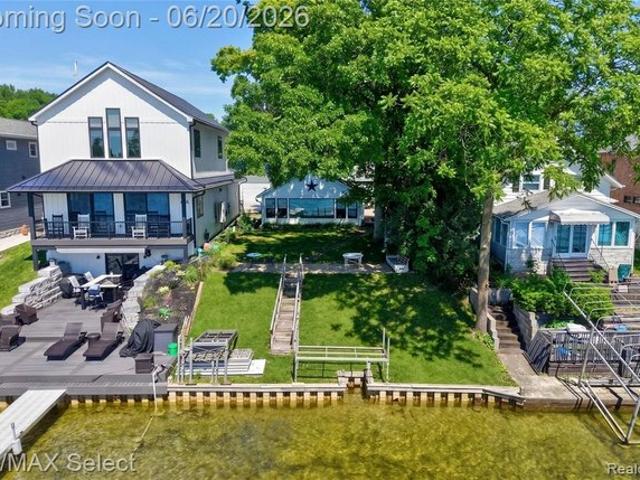 13022 Cussewago Dr, Fenton, MI 48430