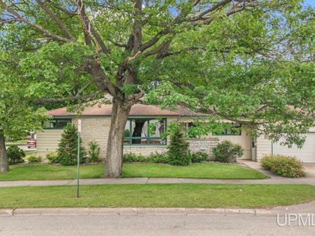 1302 Minneapolis Ave, Gladstone, MI 49837