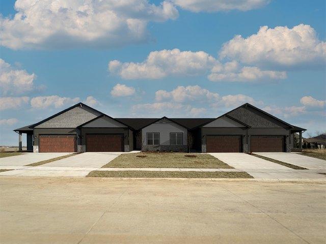 1302 Pineridge Dr Unit 2, Oswego, IL 60543