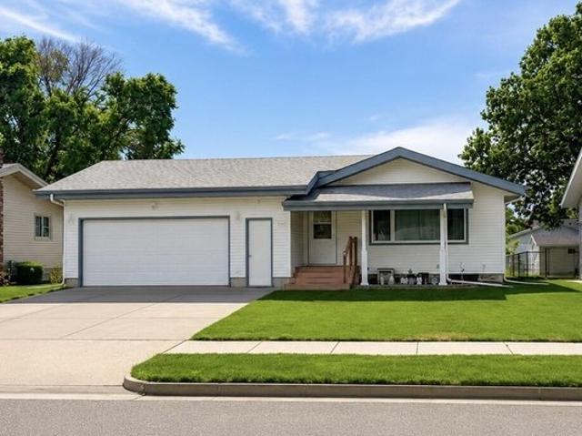 1302 S 7th St, Bismarck, ND 58504